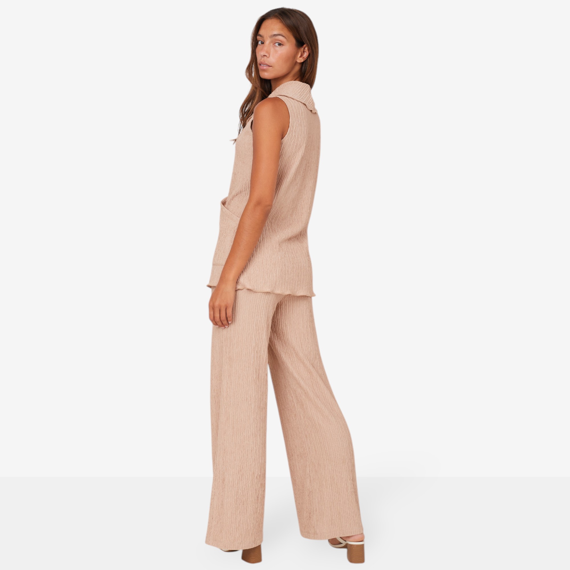 Marallis Cowl Neck Crinkle Knit Sleeveless Top with Front Pockets - TSC.ca